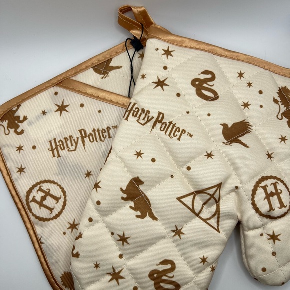 Warner Bros. | Kitchen | Harry Potter Oven Mitt And Pot Holder Set ...